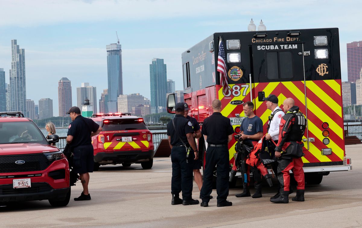 Video: 6 rescued after boat hits Chicago breakwall, capsizes