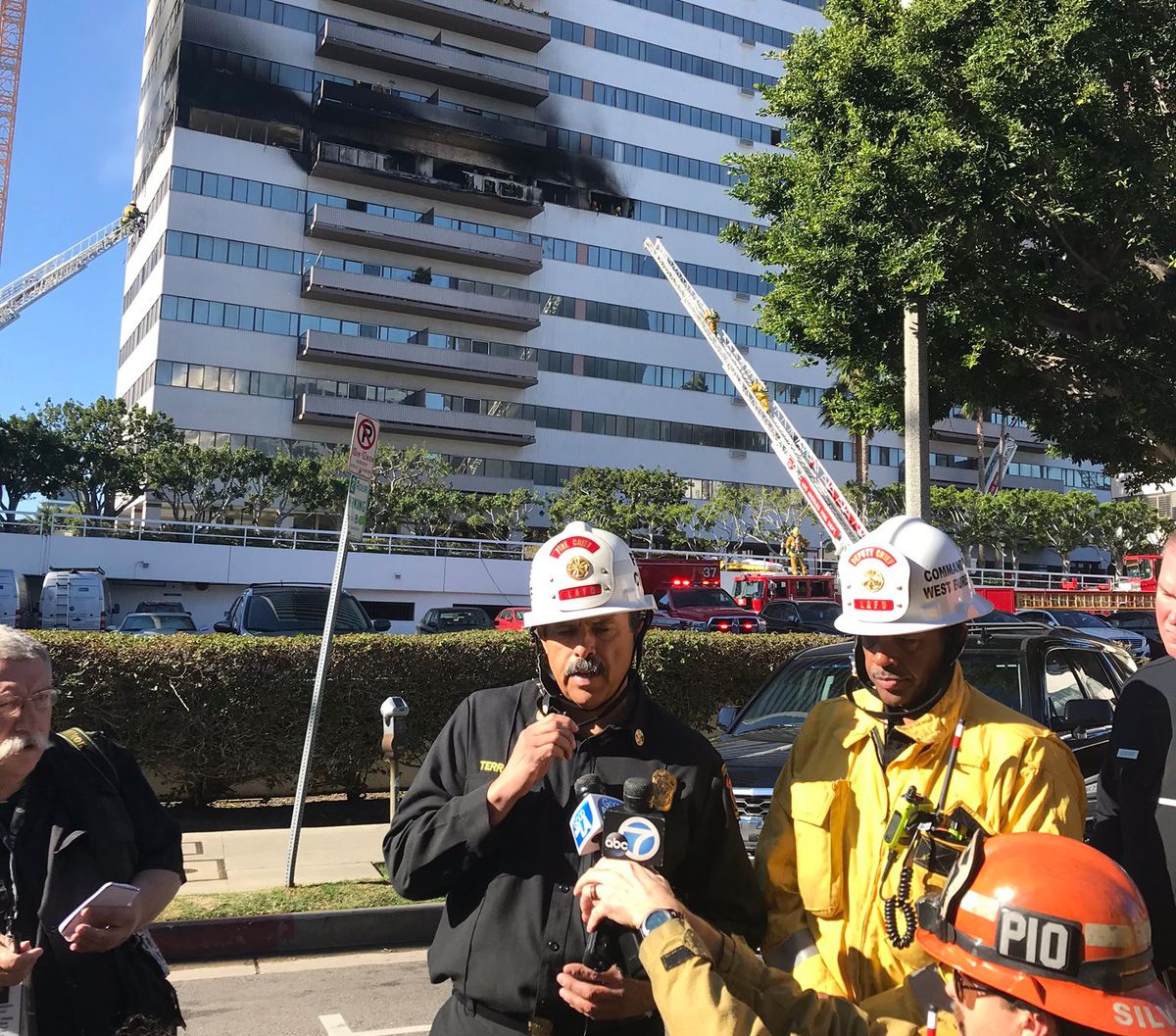8 hurt, 1 critically, in fire at LA high-rise
