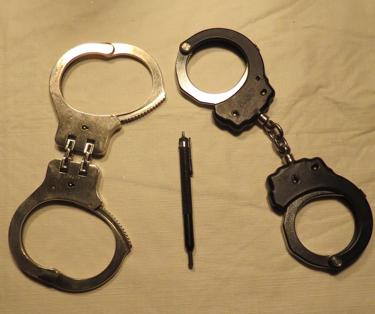 Police training: How to quickly apply and remove handcuffs