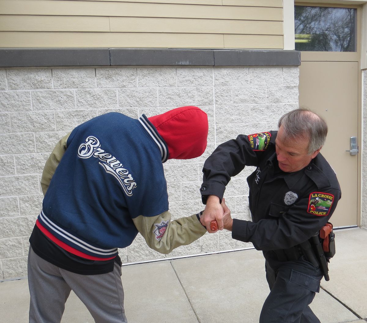 Police training: How a police officer can survive an armed attack