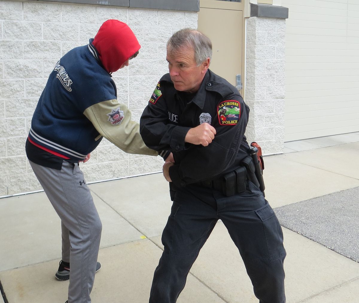 Defensive tactics training: Elbow strike for weapon retention