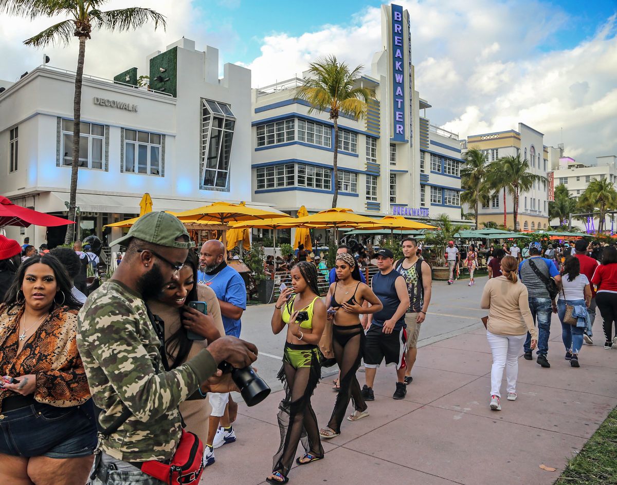 Video: Fla. officers disperse 'unruly' spring break crowd