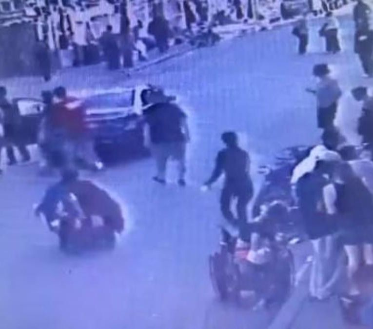 Video: Multiple people attack CO as he arrives to work