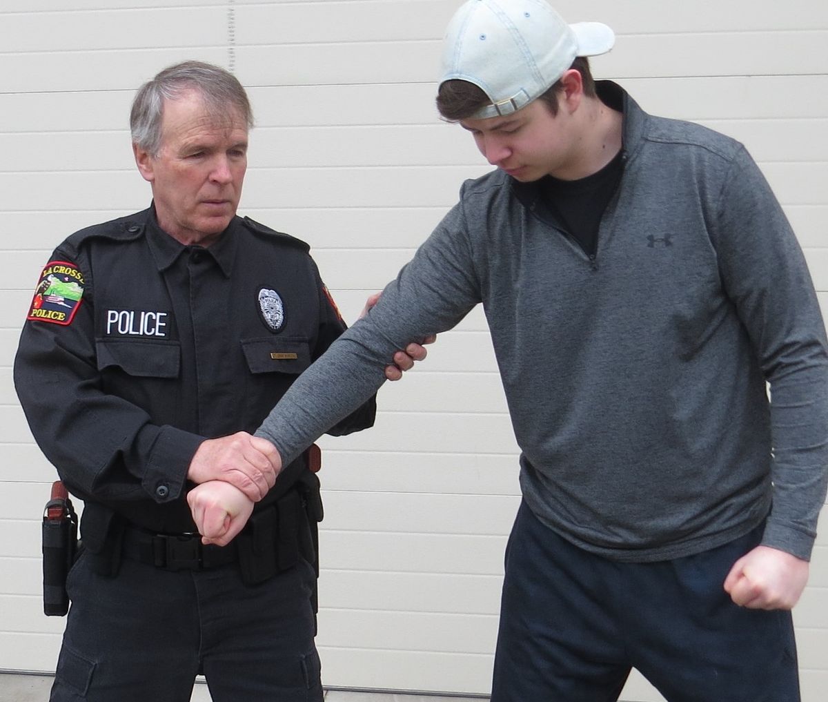 Police training: How to apply a front compliance hold