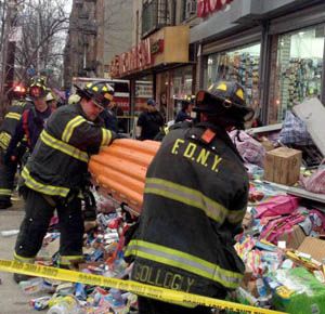 8 injured after store shelves collapse in NYC